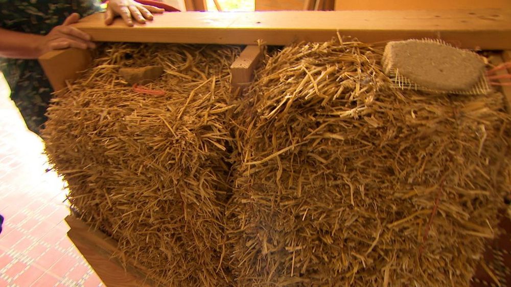 Je huis isoleren? Het kan gewoon met dikke balen stro - Omroep Gelderland