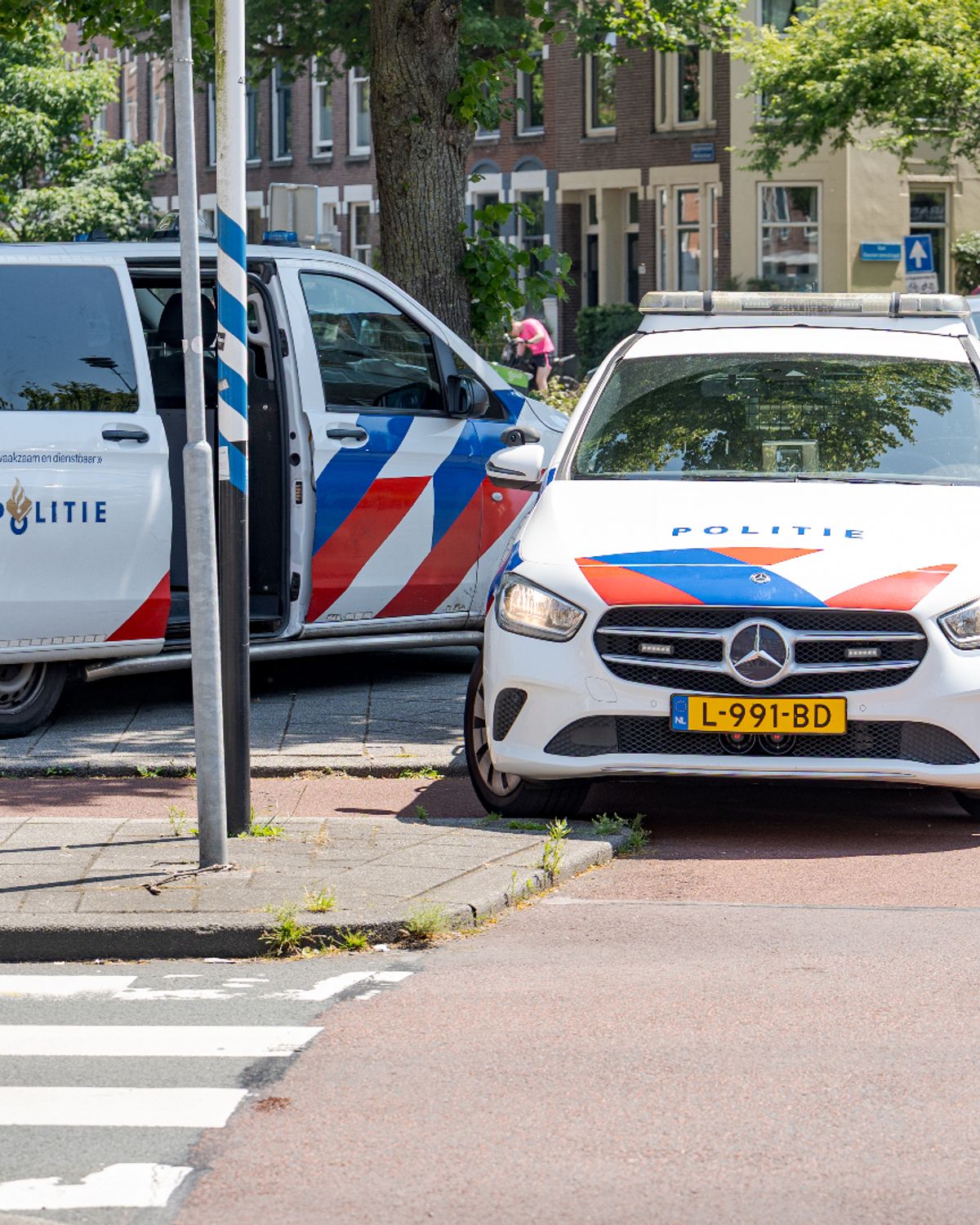 Fietser gereanimeerd na botsing tegen paal | Drie auto's beschadigd na ...