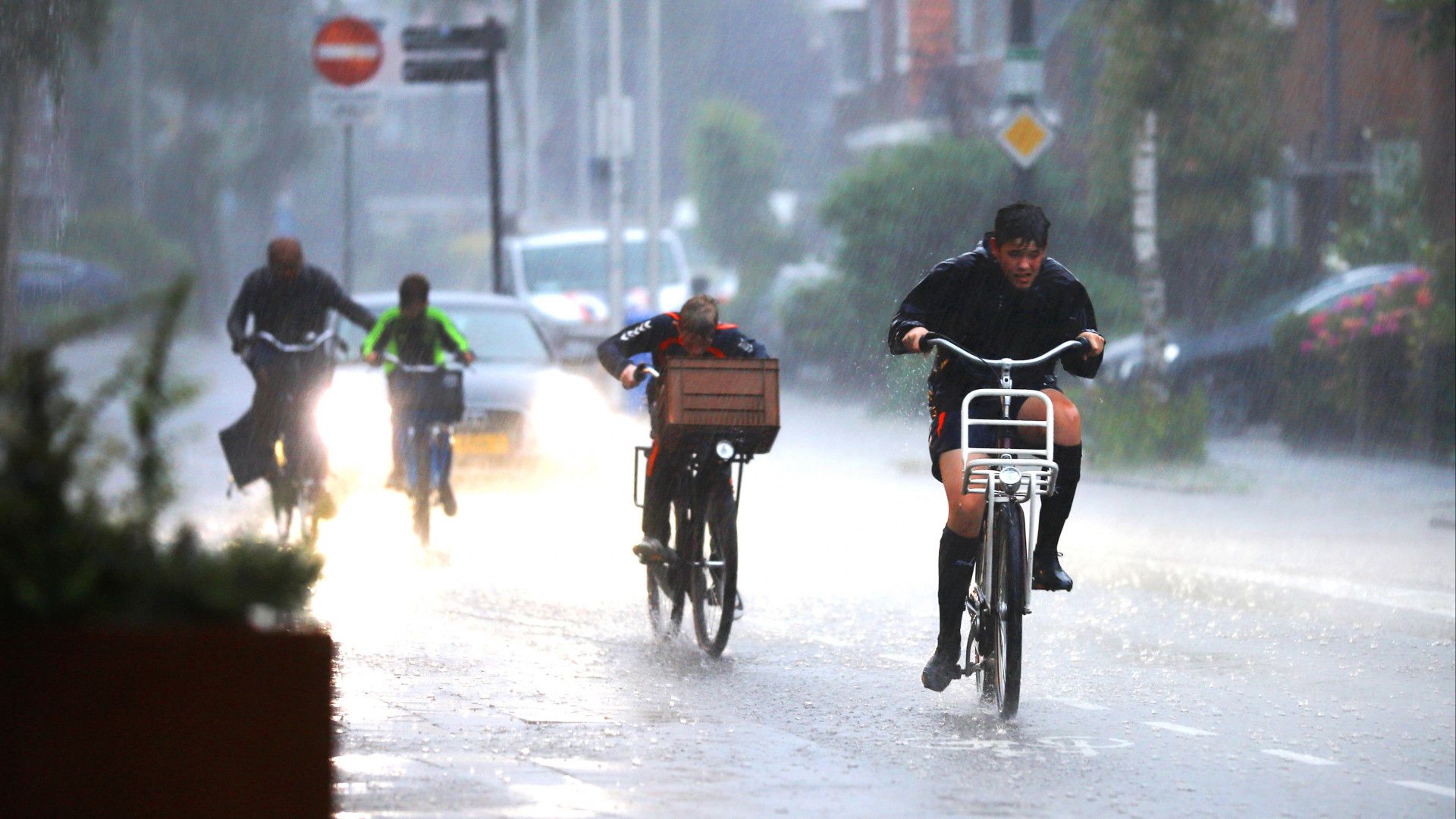Windstoten van 100 kilometer per uur en veel regen op komst - Omroep West