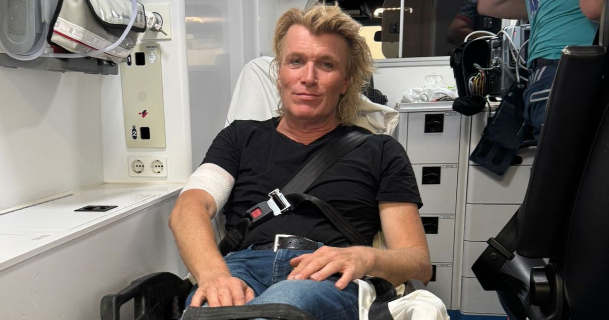 Hans Klok gewond bij act met sabels: 'Ging dwars door zijn arm heen' - Omroep West