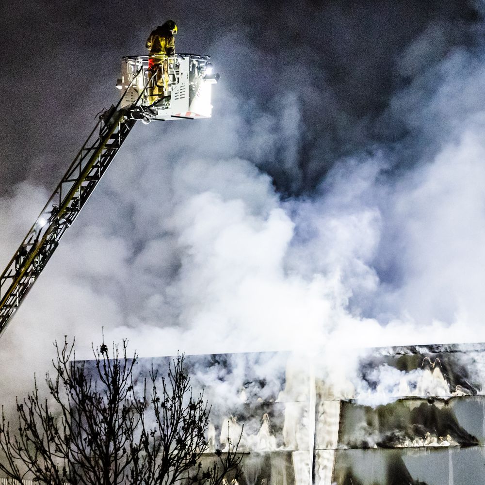 Grote brand in Alblasserdam, brandweer na uren blussen klaar - Rijnmond
