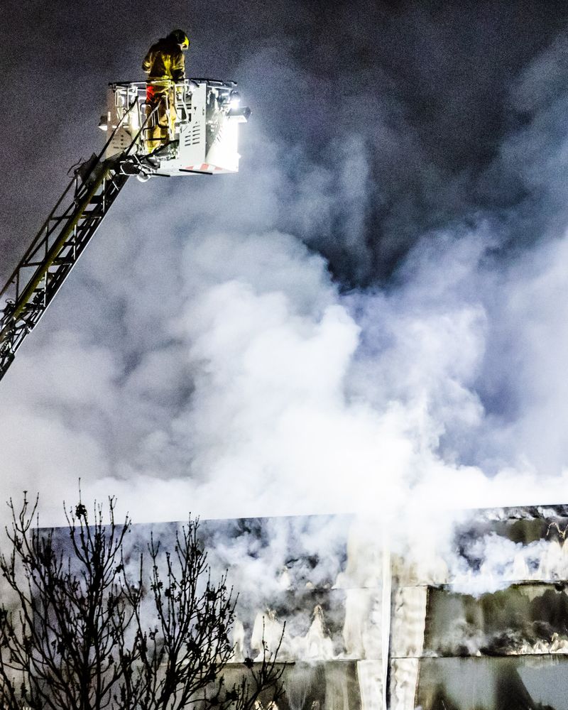 Grote brand in Alblasserdam, brandweer na uren blussen klaar - Rijnmond