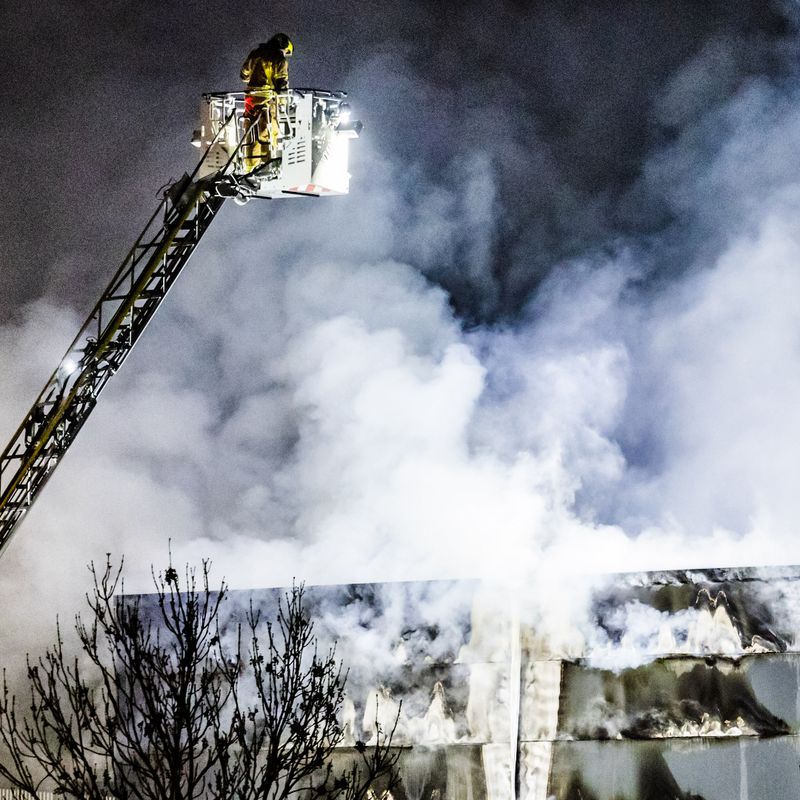 Grote brand in Alblasserdam, brandweer na uren blussen klaar - Rijnmond