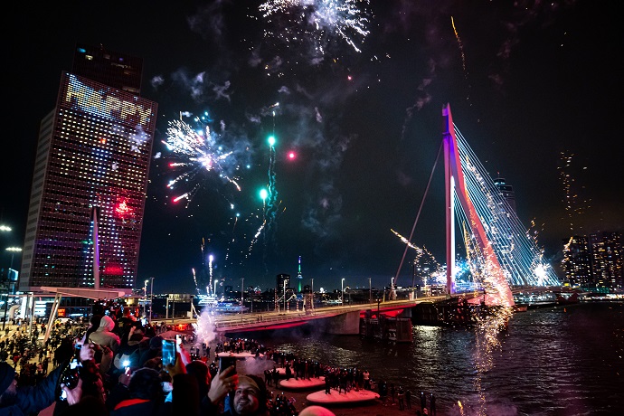 Grootste vuurwerkshow live te zien bij Rijnmond: 'Fantastische beelden ...