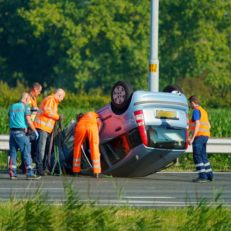Auto slaat over de kop op A27, lange file bij knooppunt Lunetten - RTV Utrecht