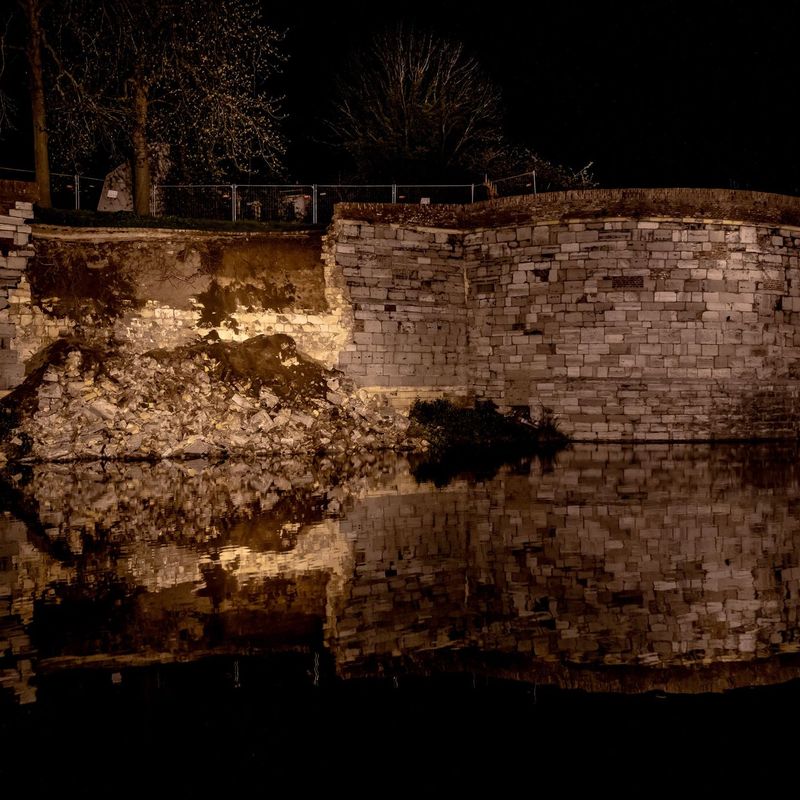 Ingestorte muur: gemeente begint met droogleggen vijver - L1 Nieuws