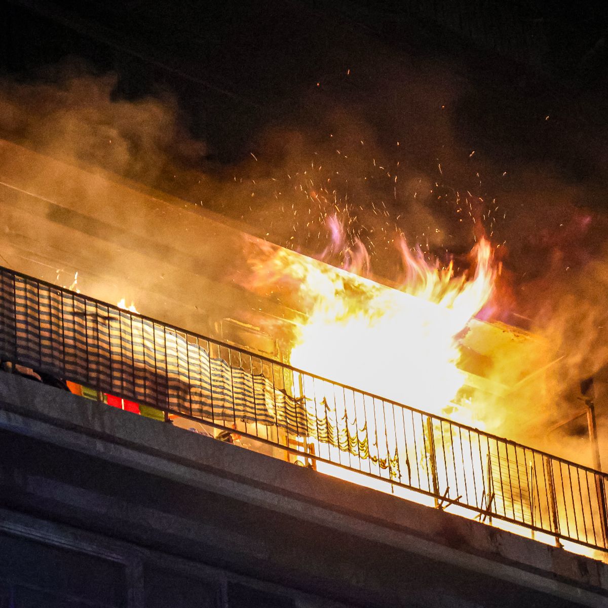 Korte felle brand in flatgebouw Rotterdam-Ommoord - Rijnmond
