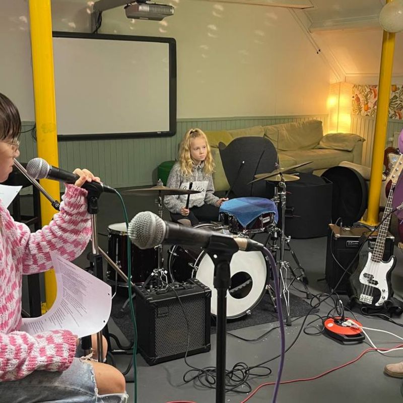 De Rijdende Popschool: hoe een jamsessie uitgroeide tot een regelrechte ...