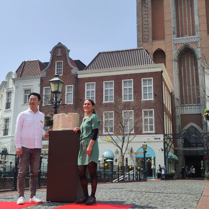 Laura sleept 41 kilo steen van Utrechtse Dom mee naar Japan - RTV Utrecht