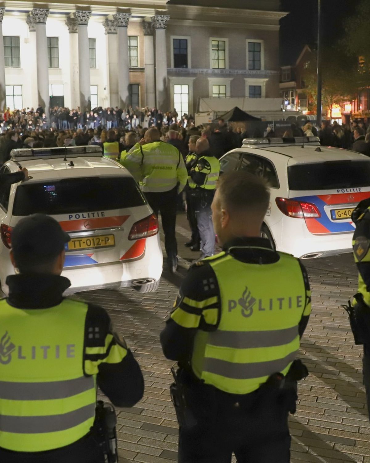 Politie arresteert 16 mensen bij rellen in Leeuwarden, waarvan 6 ...