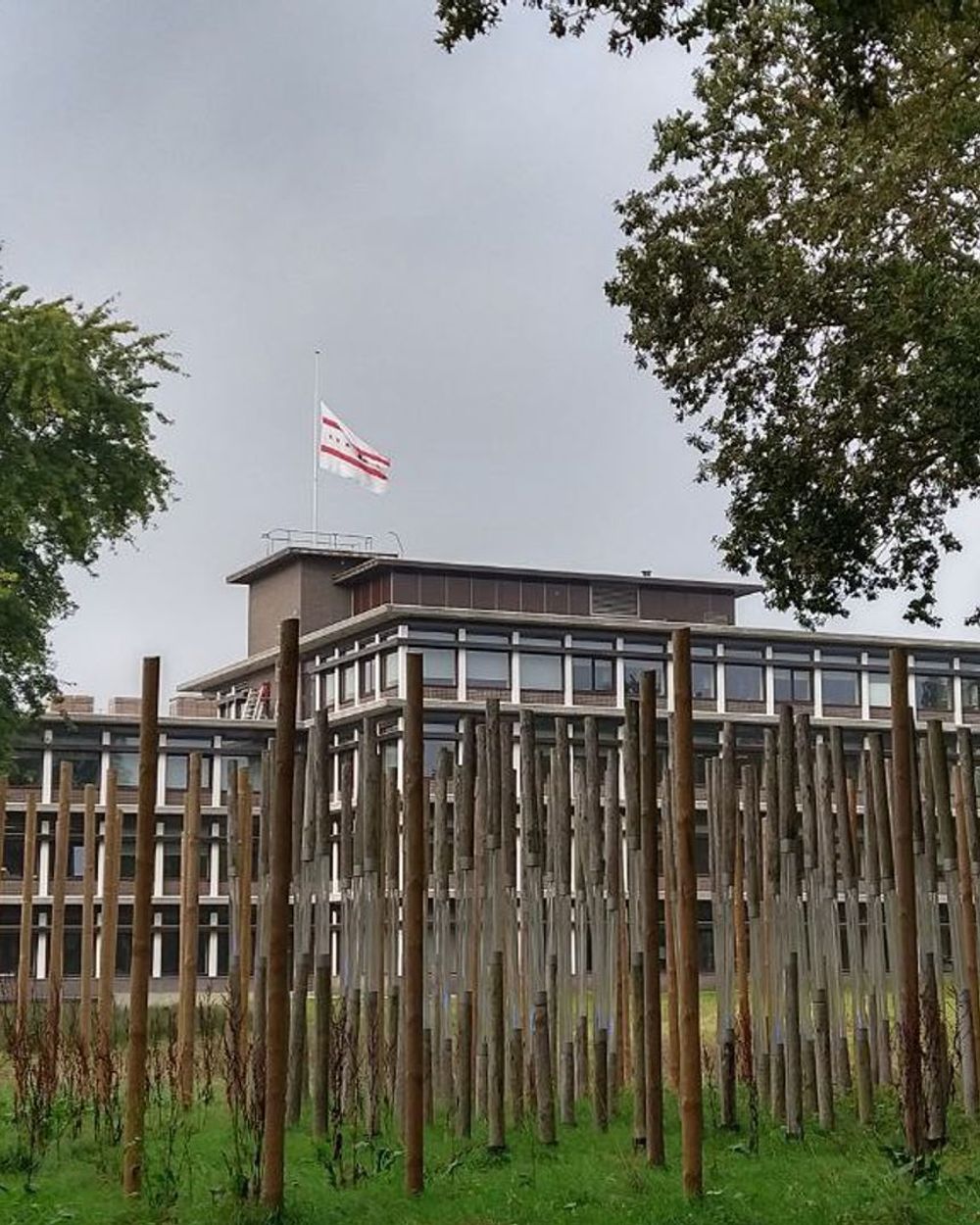 Drenthe hangt provinciale vlag halfstok vanwege oorlog Israël en Hamas ...