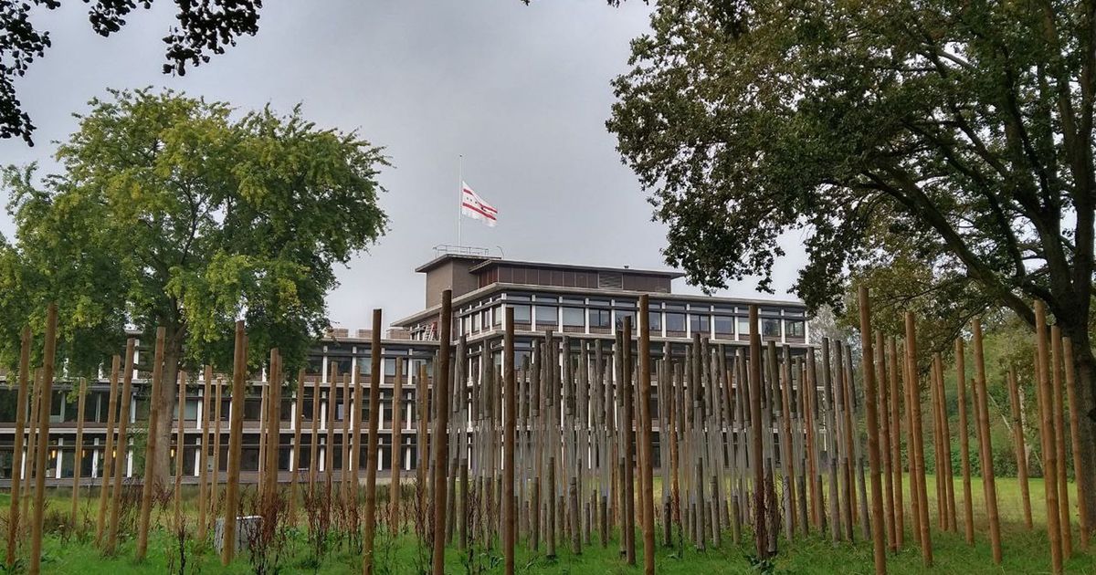 Drenthe hangt provinciale vlag halfstok vanwege oorlog Israël en Hamas ...
