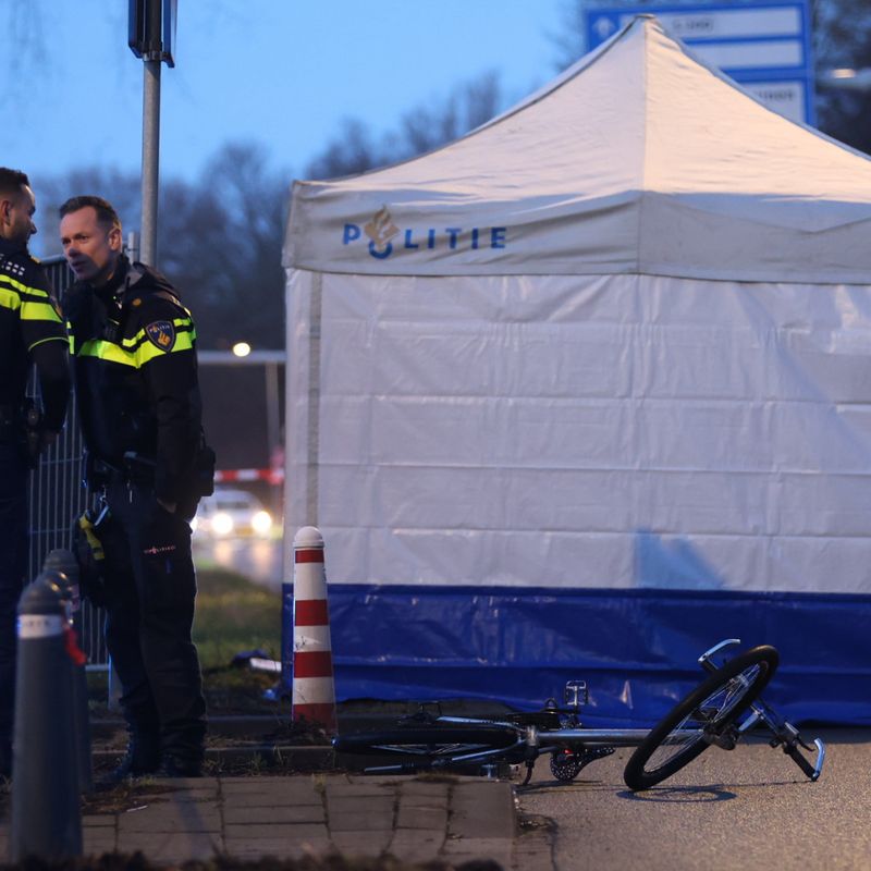 Fietser overleden na aanrijding met bestelbus, bestuurder aangehouden - Omroep West