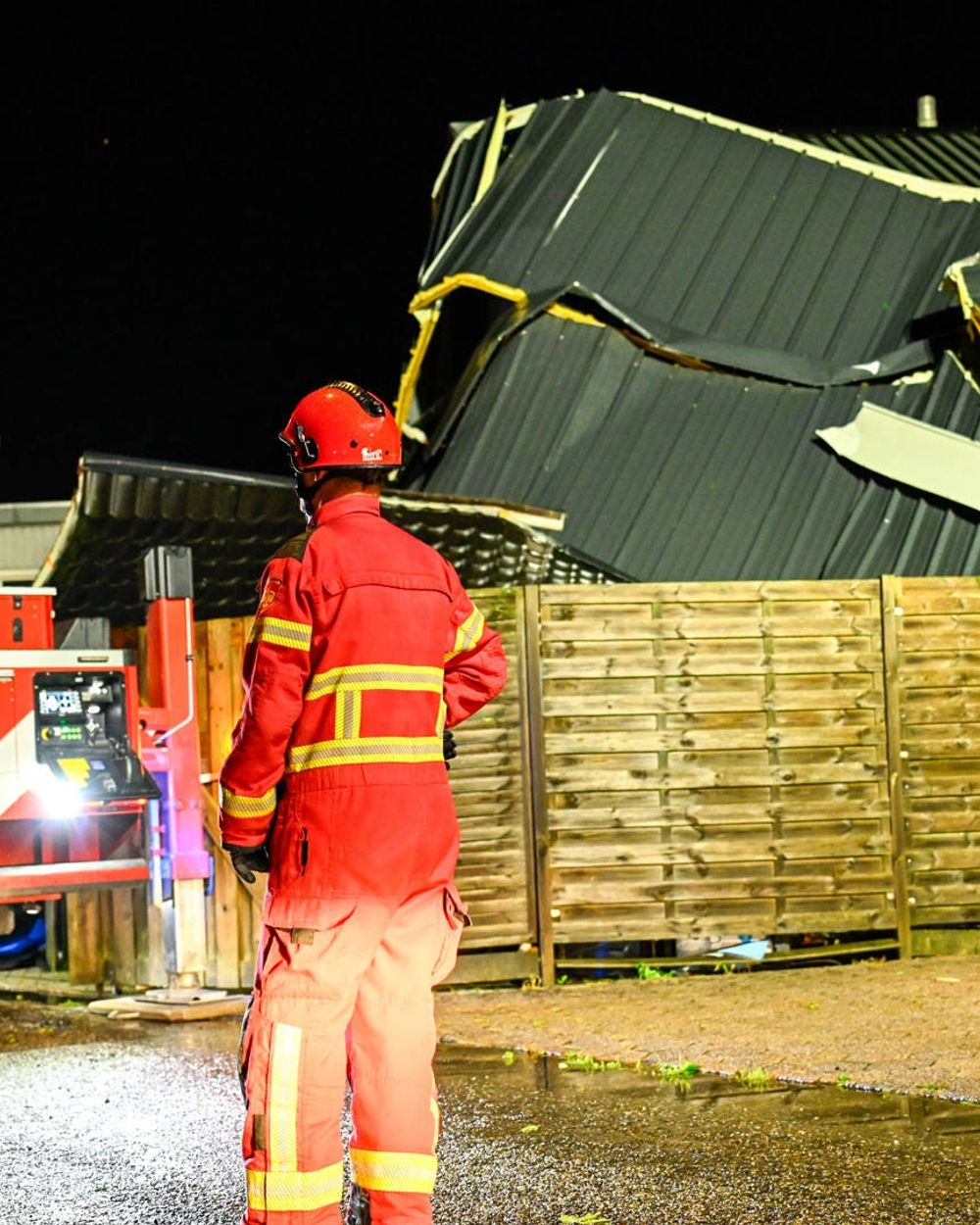 Noodweer in Groningen: brand in Leek, dak verwoest in Farmsum, ravage ...