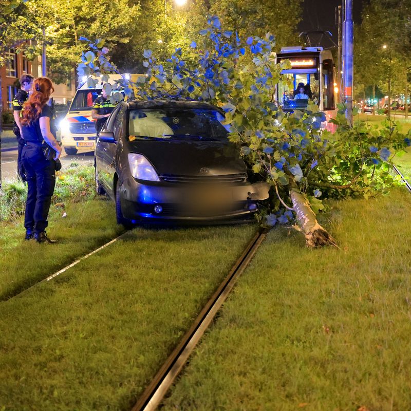 Automobilist via boom op trambaan - Rijnmond