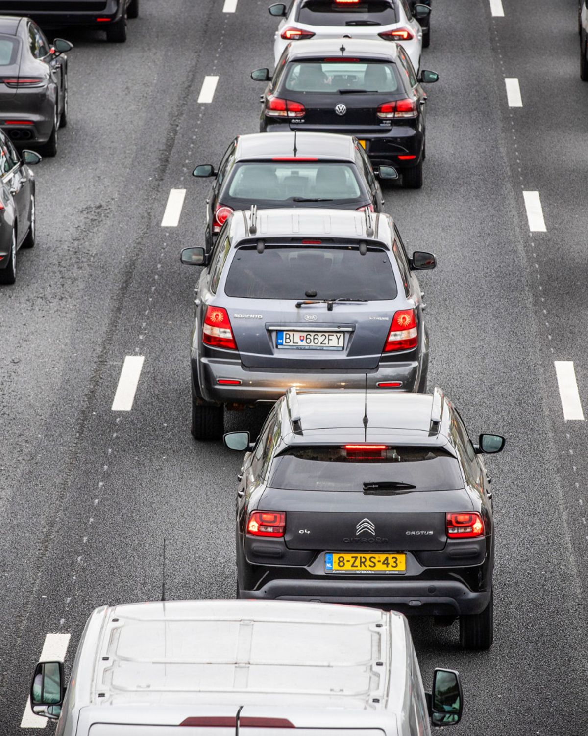 Flinke files op A4 en A13 door ongeluk - Omroep West