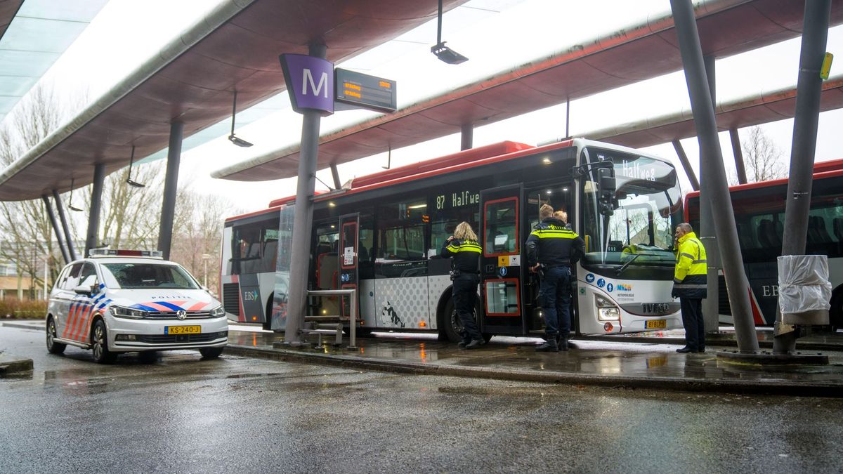 Politie zet metro's stil na steekpartij bij metrostation Spijkenisse ...