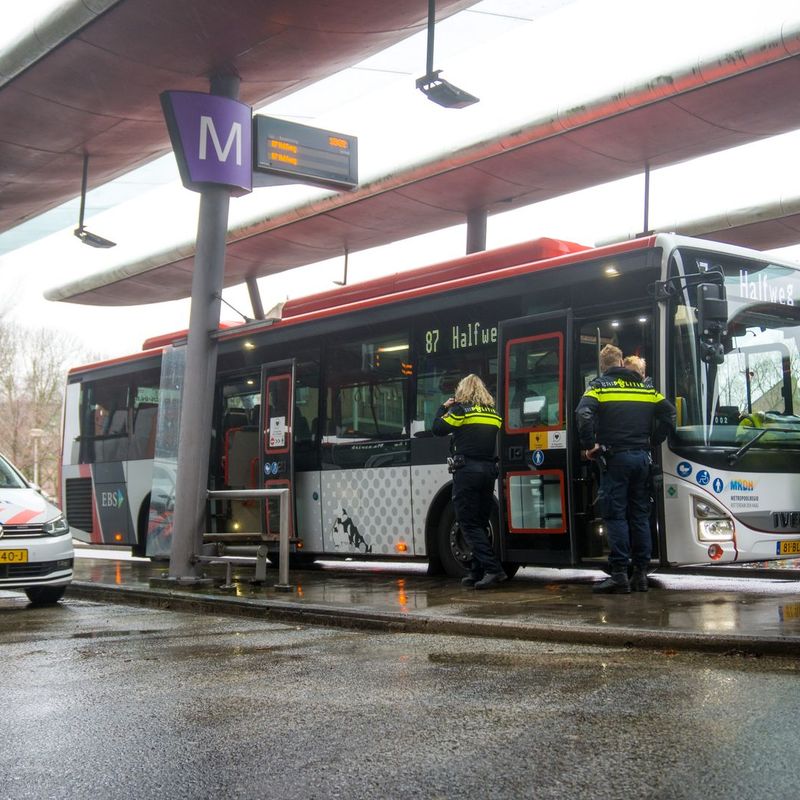 Politie zet metro's stil na steekpartij bij metrostation Spijkenisse ...