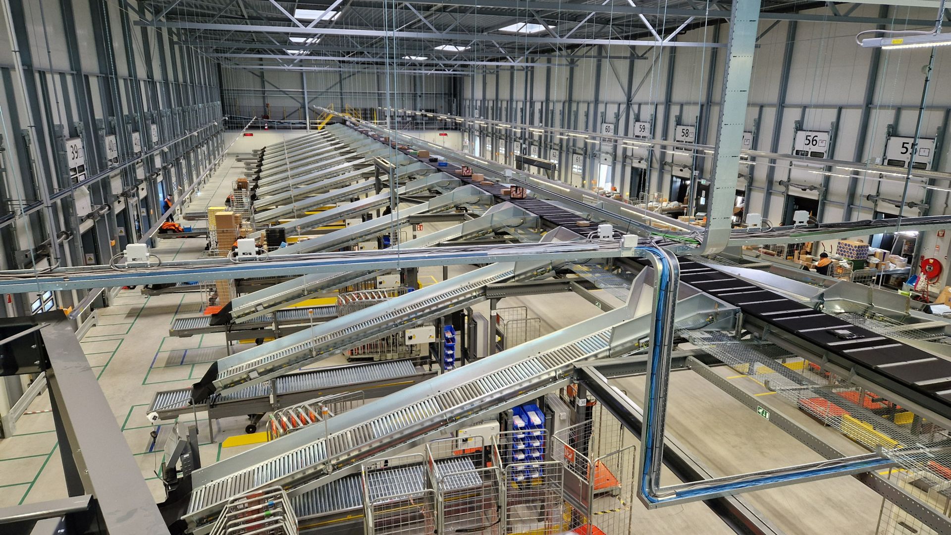 Grootste sorteercentrum PostNL van Nederland is open: 63.000 pakketten ...