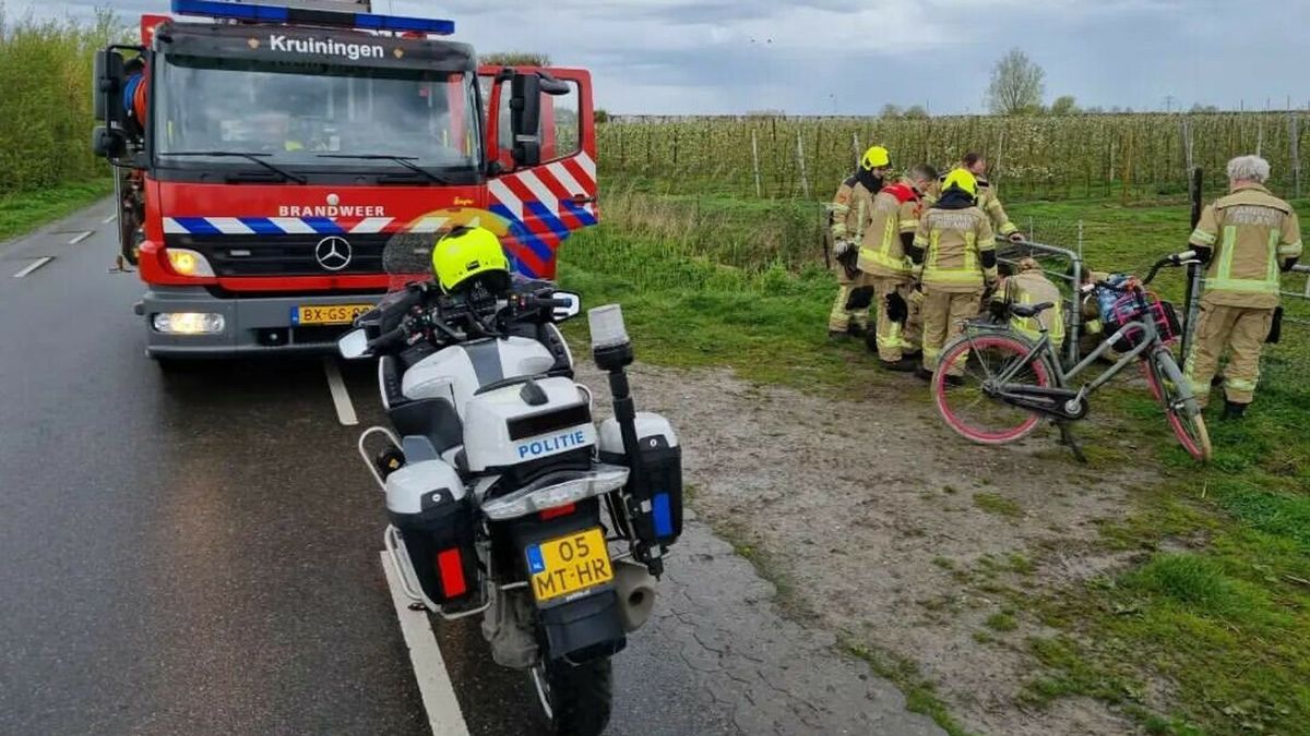Politie en brandweer rukken uit om 'inwoner' uit hek te bevrijden - Omroep Zeeland