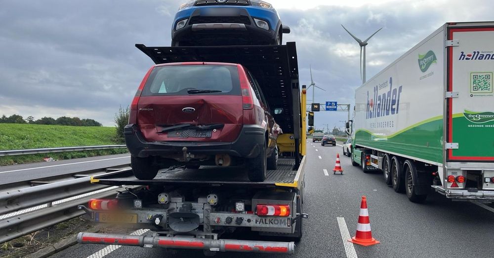 Ongeval met drie voertuigen op A15 | Man loopt met 'groot mes' in tuincentrum - Rijnmond