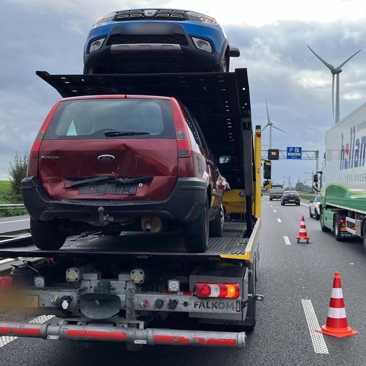 Ongeval met drie voertuigen op A15 | Man loopt met 'groot mes' in tuincentrum - Rijnmond