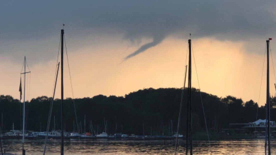 Beginnende waterhoos waargenomen boven Paterswoldsemeer en Leekstermeer ...
