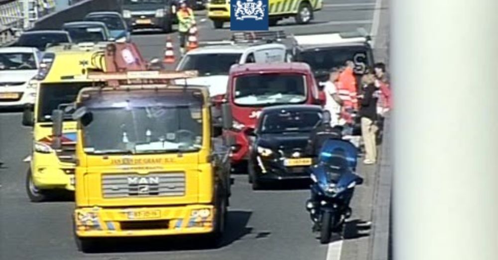 Meer dan uur vertraging op snelweg door ongeluk met meerdere auto's, rijstroken weer vrij - Rijnmond