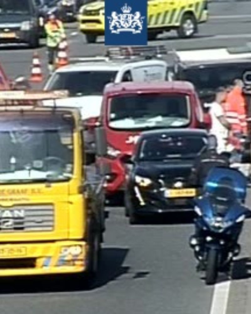 Meer dan uur vertraging op snelweg door ongeluk met meerdere auto's, rijstroken weer vrij - Rijnmond