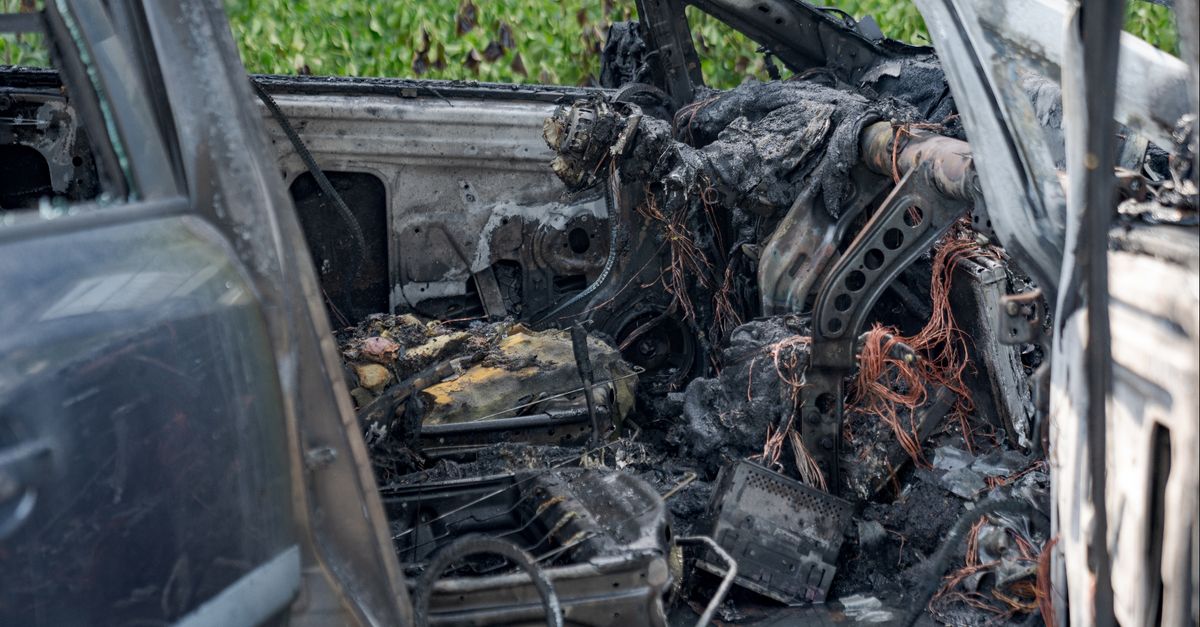 Auto in brand tijdens rijden, volledig verwoest | Brand in meterkast ...