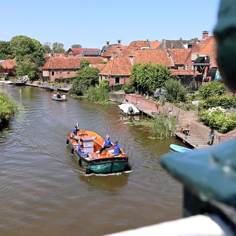 Winsum vanuit een rondvaartboot: 'Een heel andere blik op het dorp ...