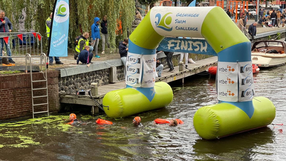 Zwemmers halen ruim twee ton op voor kankeronderzoek UMCG - RTV Noord
