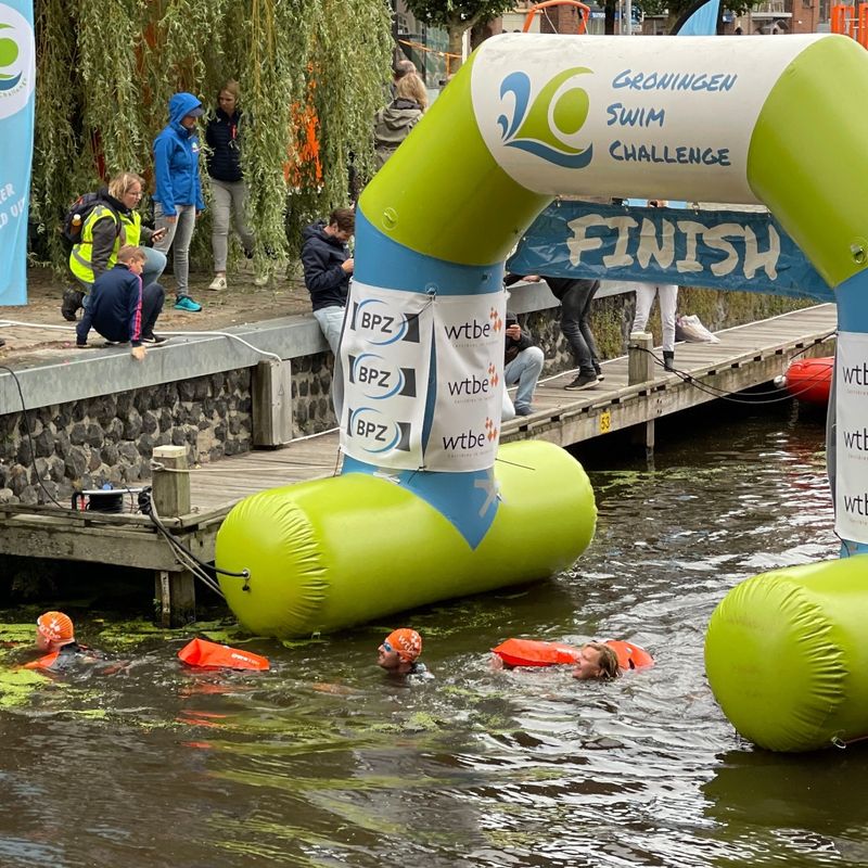 Zwemmers halen ruim twee ton op voor kankeronderzoek UMCG - RTV Noord