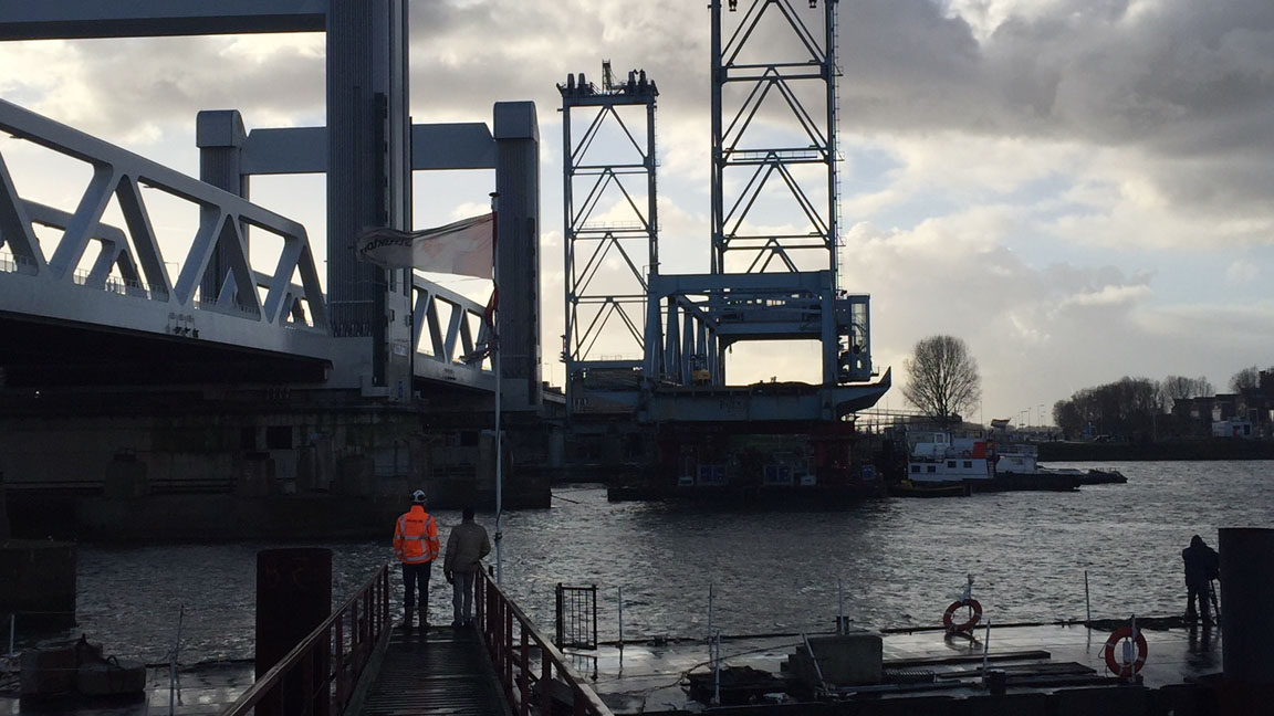 Tweede heftoren van oude Botlekbrug weg - Rijnmond