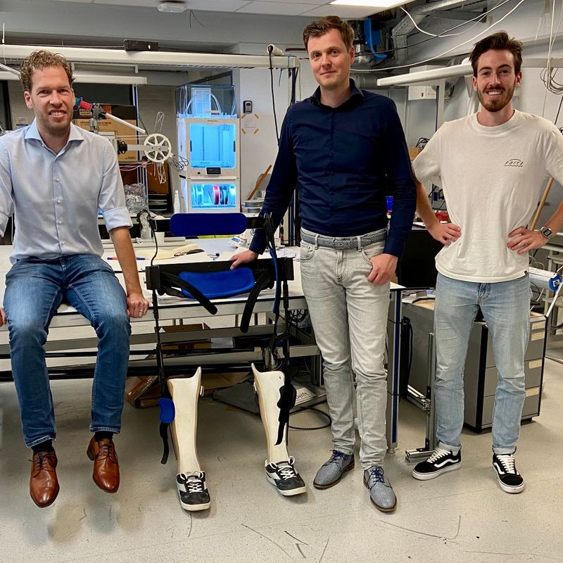 Rutger, Gerwin en Thomas werken aan betaalbare 'looprobot' die mensen ...