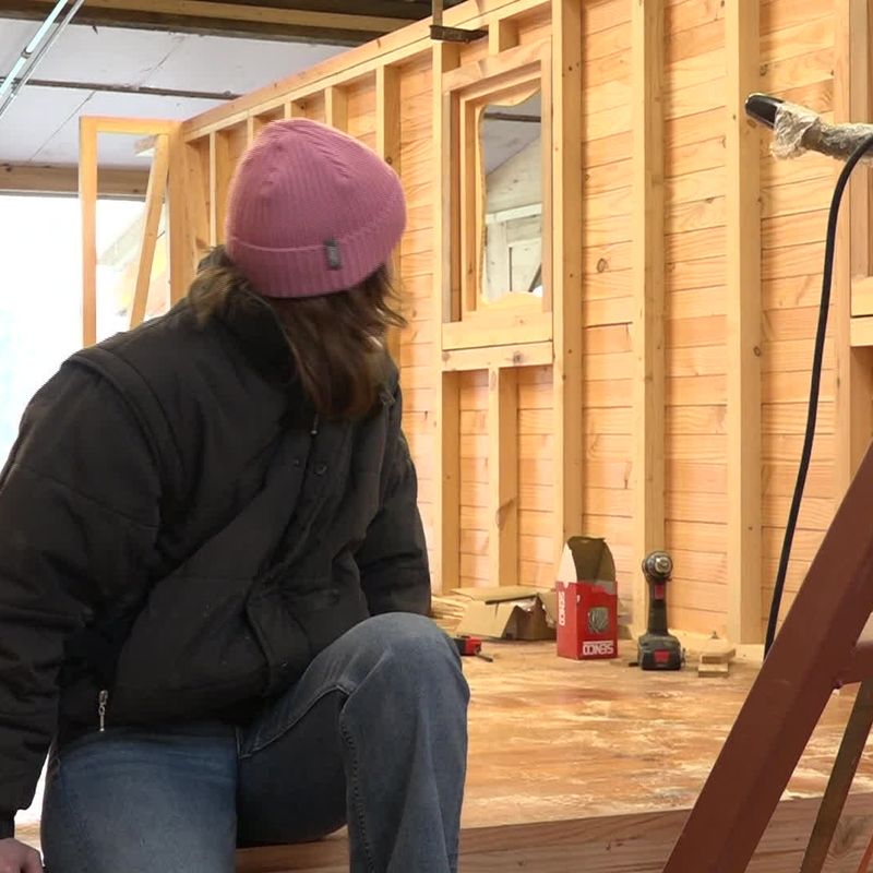 Houtbewerker bouwt samen met studenten authentieke woonwagen voor ...