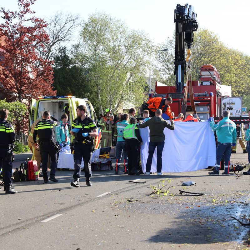 Dode en gewonde bij ernstig ongeluk, drie kinderen in auto blijven ...