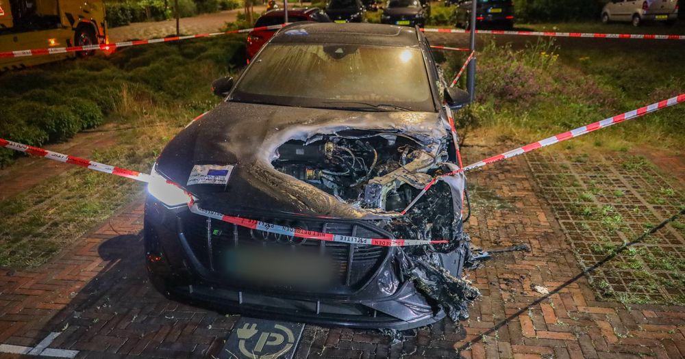 Brandweer rukt twee keer uit voor brandende auto - Rijnmond