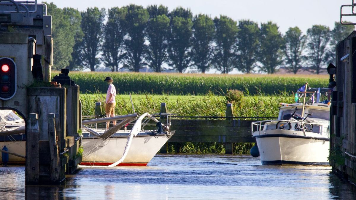 Onderzoek naar dichtgaande brug in Bolsward die mast van zeilboot brak ...