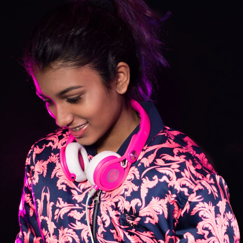 Haagse dj Kendis (13) brengt eerste nummer uit - Omroep West