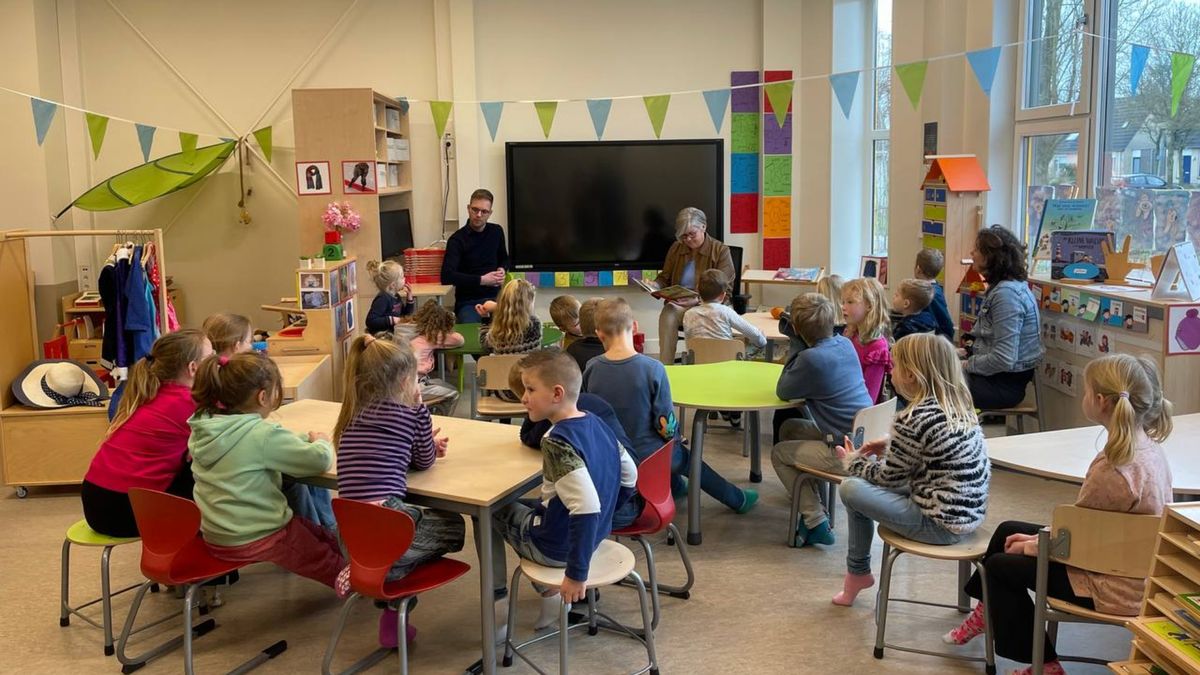 Boek over aardbevingen voorgelezen op basisschool bevingsgebied - RTV Noord