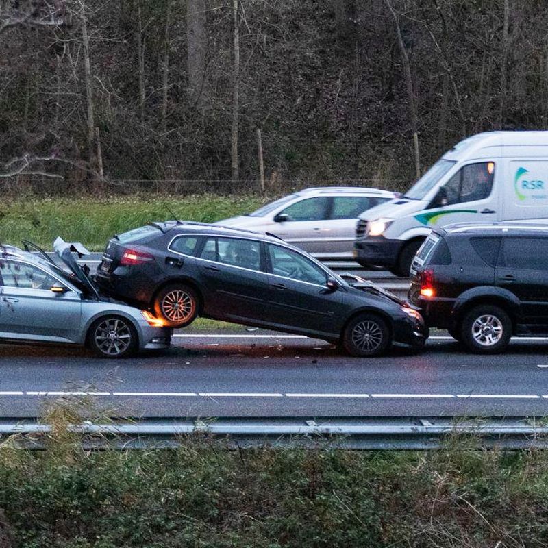 Kettingbotsing zorgt voor filevorming op A7 - RTV Noord