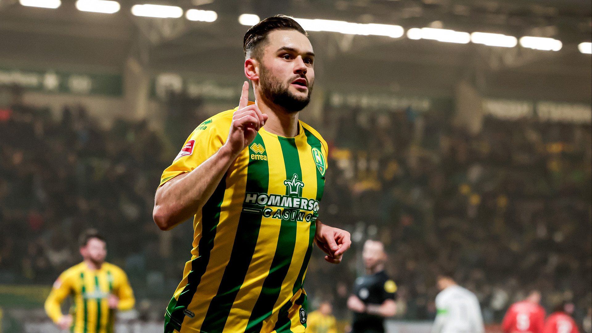 ADO Den Haag boekt met tien man knappe overwinning op Helmond Sport ...