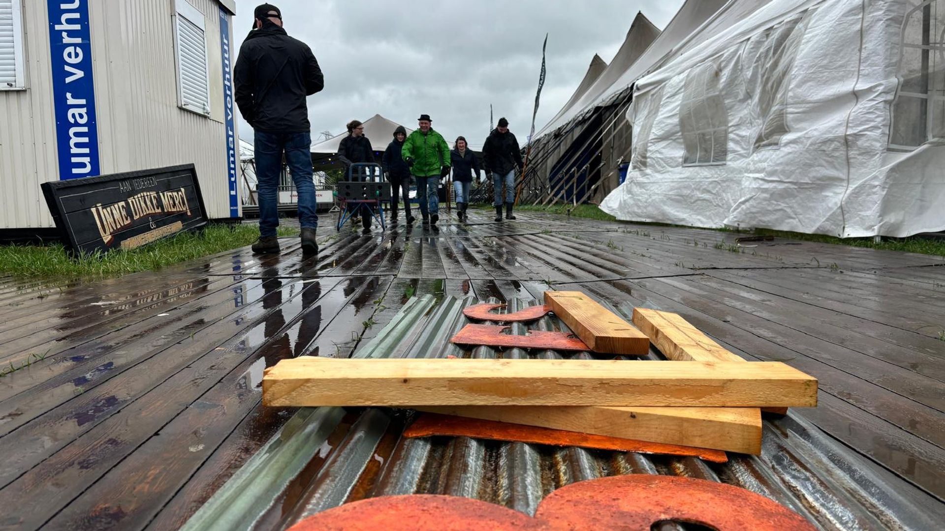 Festivaltent Moulin Blues deels ingestort: terrein erg nat - L1 Nieuws