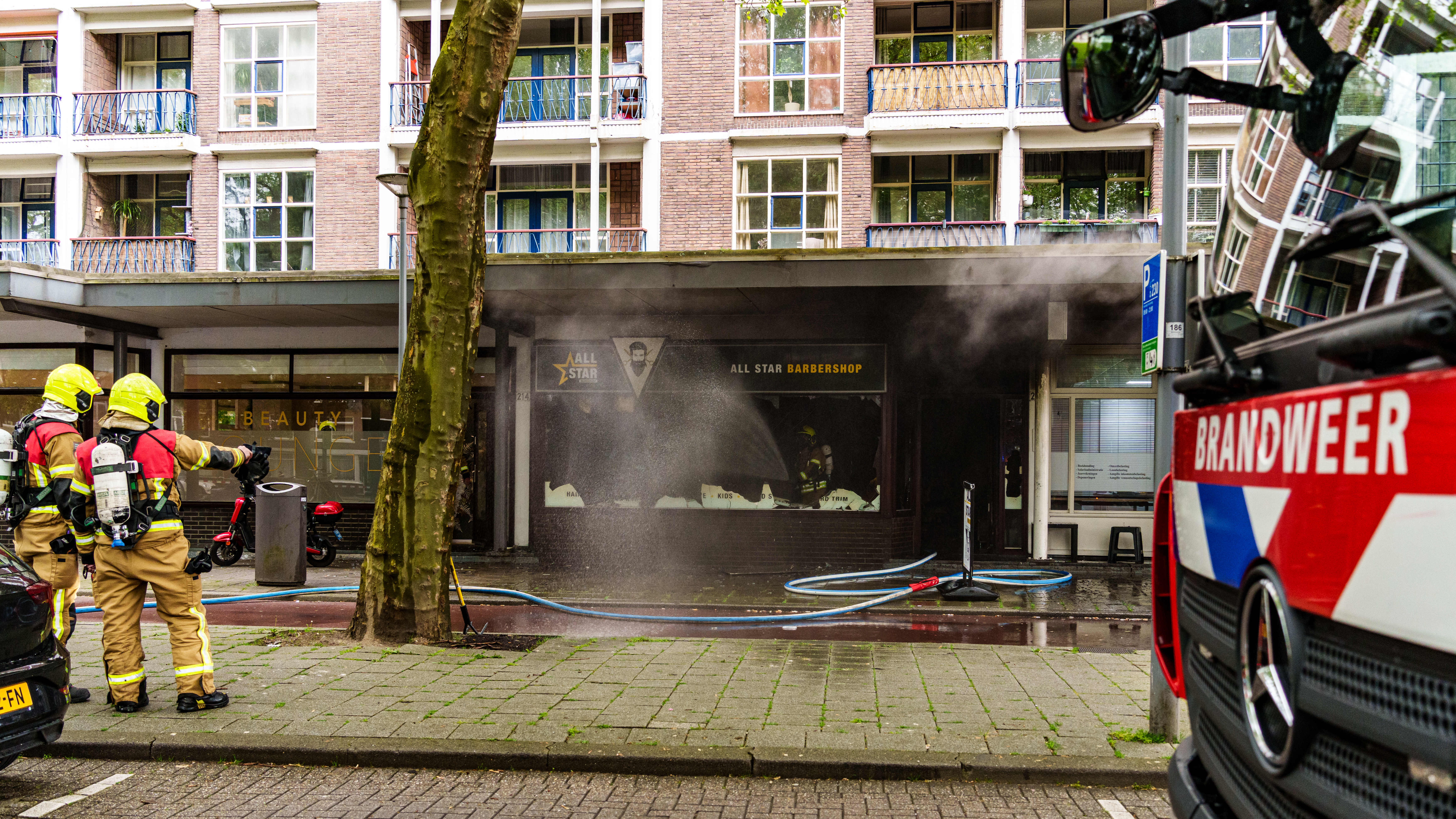Grote brand in kapsalon: 'Kapper kon de brandende winkel niet uit, hij ...