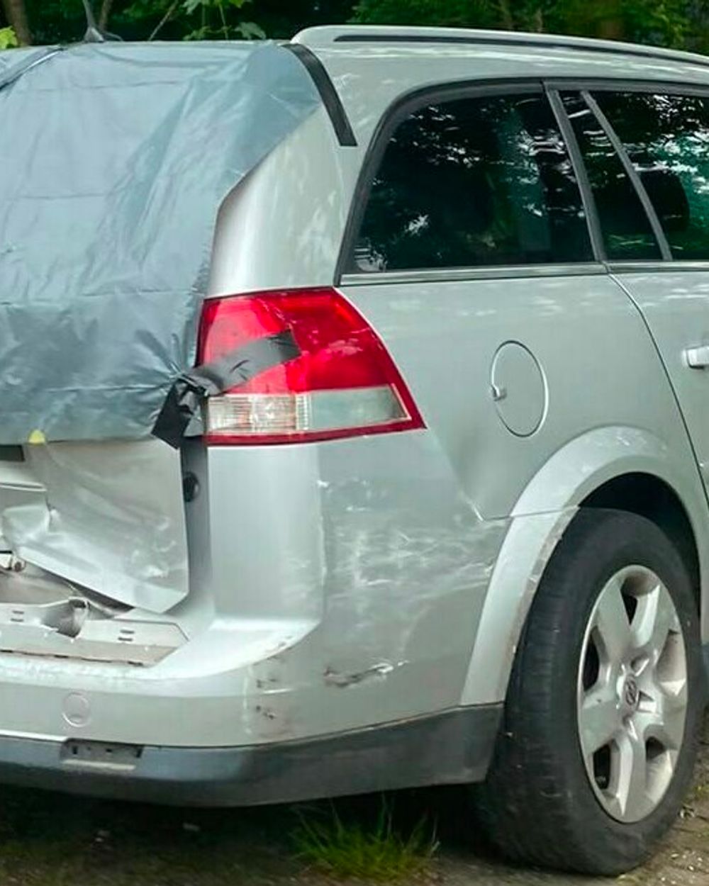 Twa oanhâldingen en skansearre auto's nei rûzje yn Burgum - Omrop Fryslân