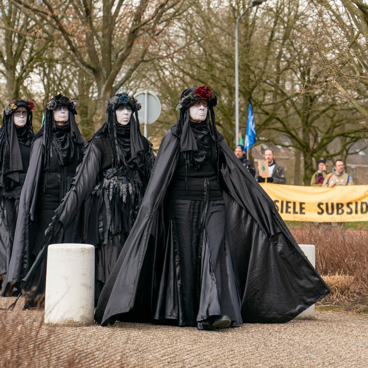 Extinction Rebellion voert actie bij NAM in Assen: 'Ga hier niet mee ...