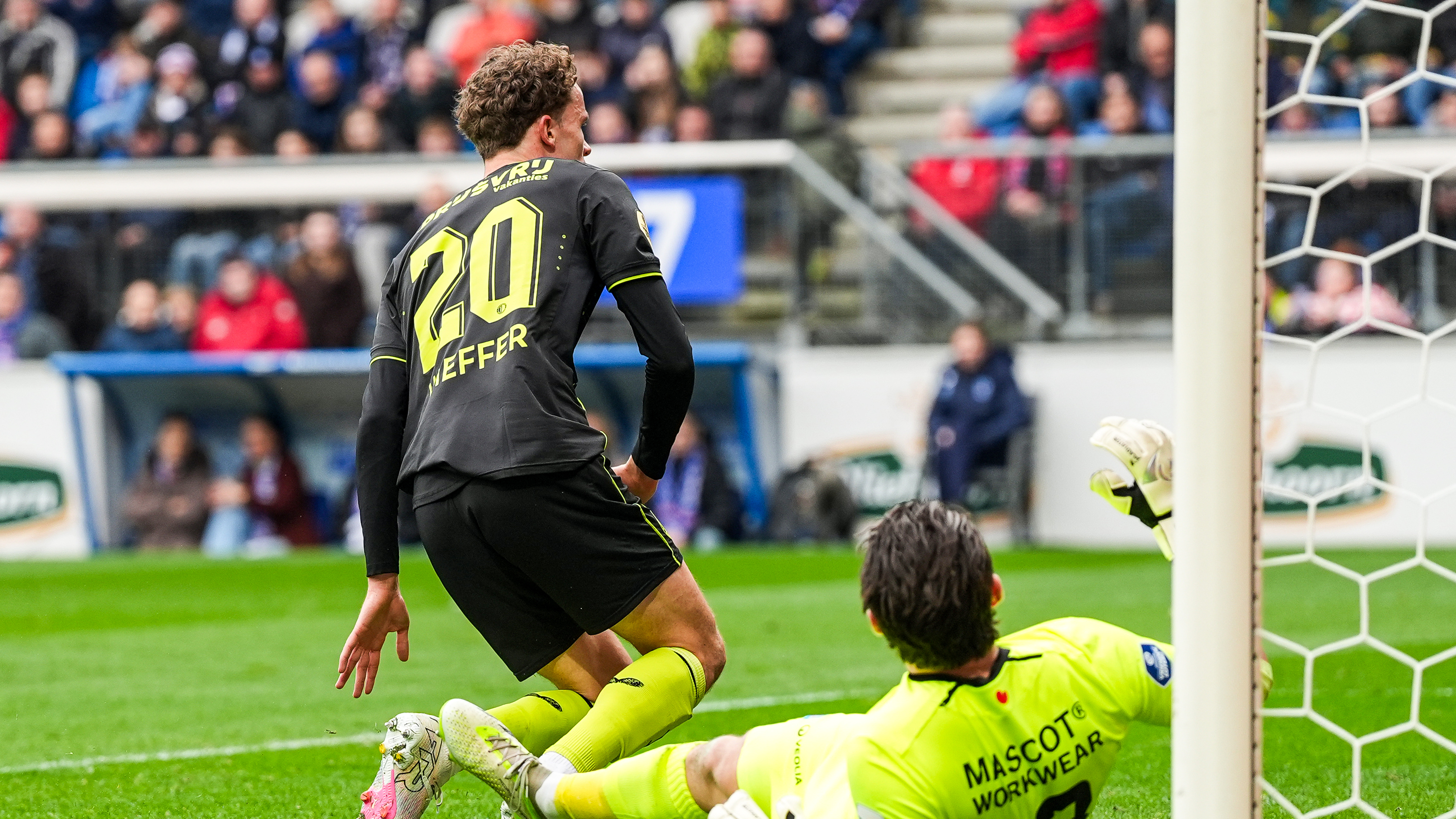 Feyenoord werkt twee keer een achterstand weg en wint na bizarre ...