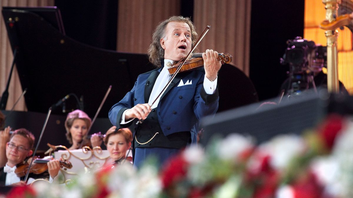 Plaquette op huis waar André Rieu opgroeide - L1 Nieuws