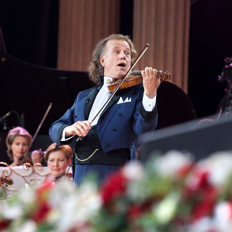 Plaquette op huis waar André Rieu opgroeide - L1 Nieuws